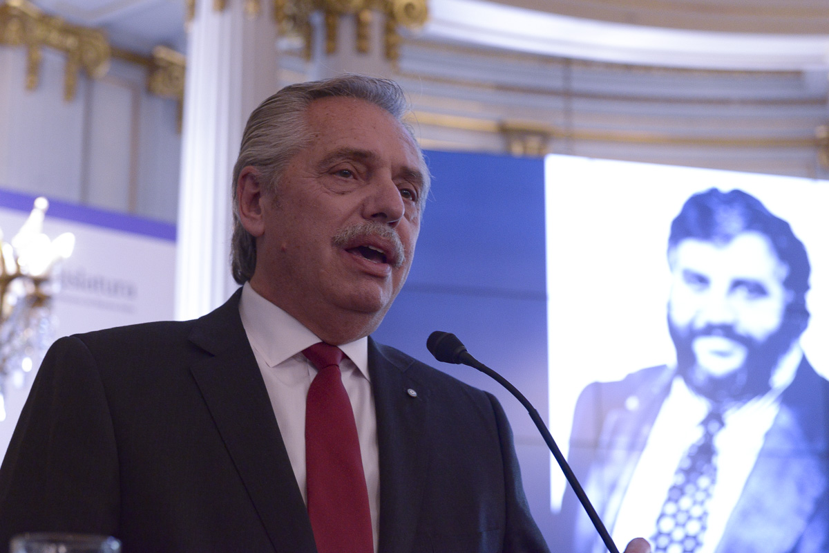 Alberto Fernández estuvo en la Legislatura porteña por un homenaje a ...